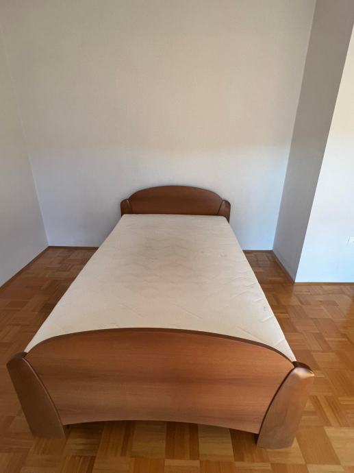 Podam posteljo (ALPLES) z jogijem