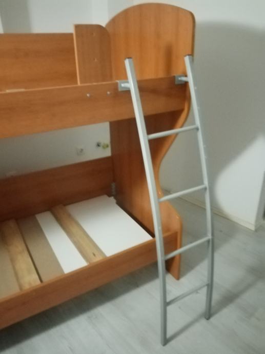 Pograd ( postelja), masivni les, v odličnem stanju. V delih. Prodam.