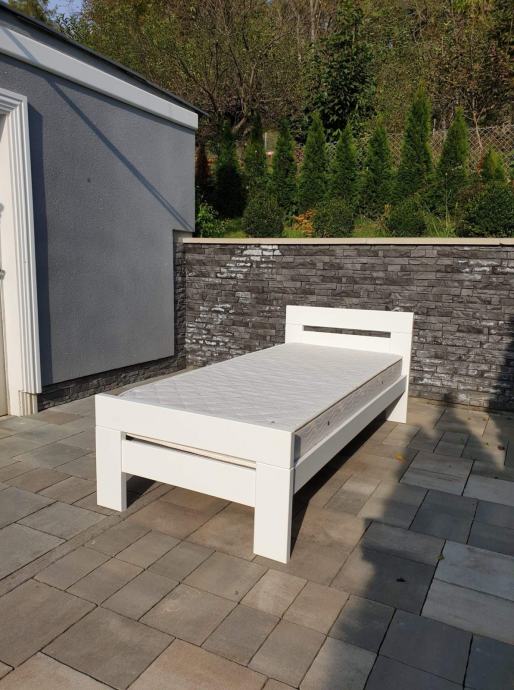 Postelja 200x90 in letveno dno kupljeno v 07/2020