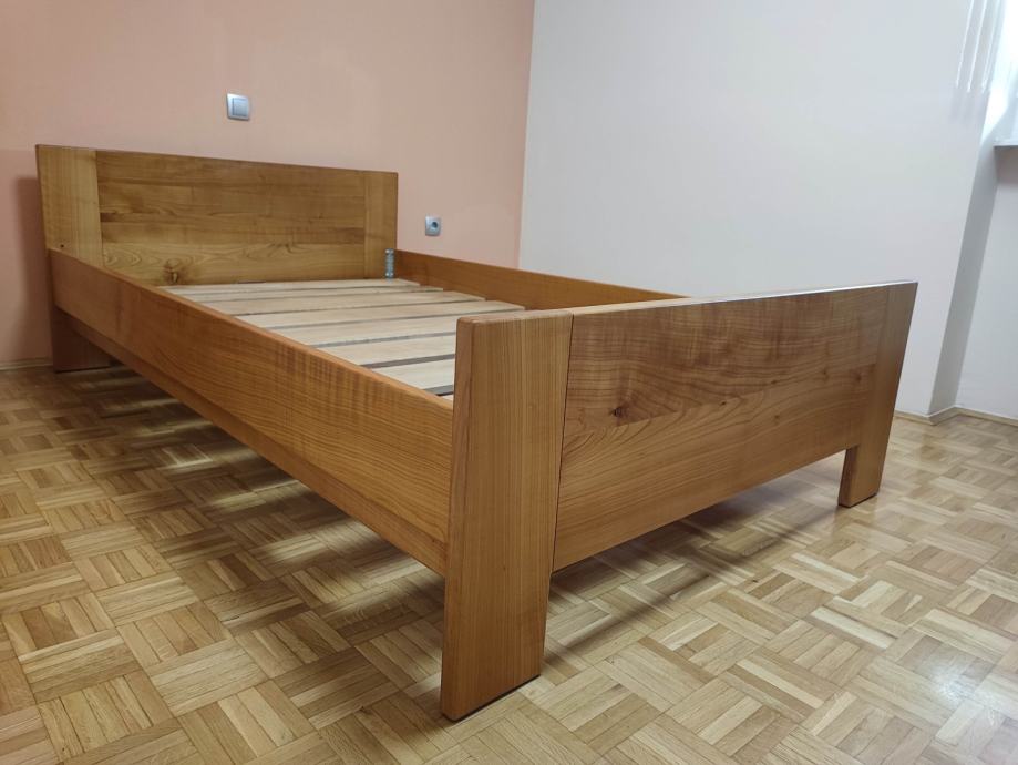Unikatna masivna lesena postelja 120x200