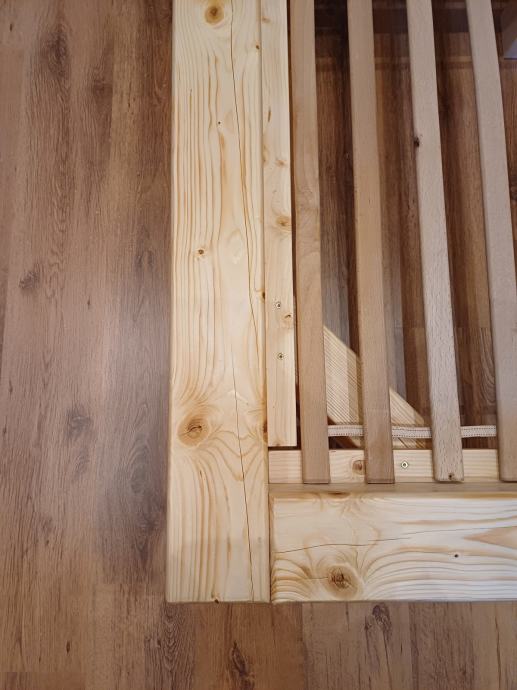 Postelja - masiven les