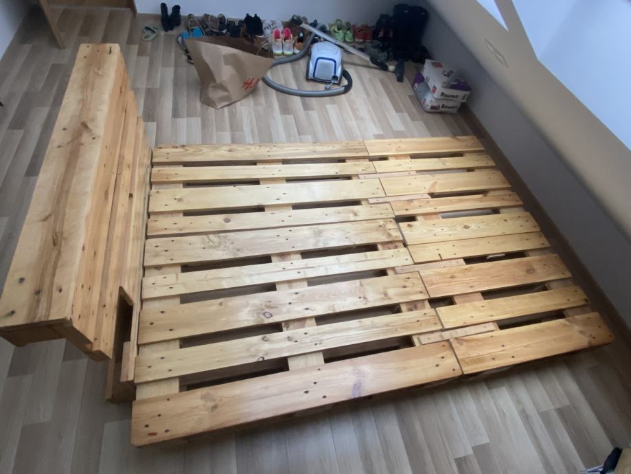 Postelja iz palet
