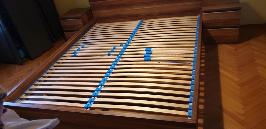 Postelja s posteljnim dnom in omaricama