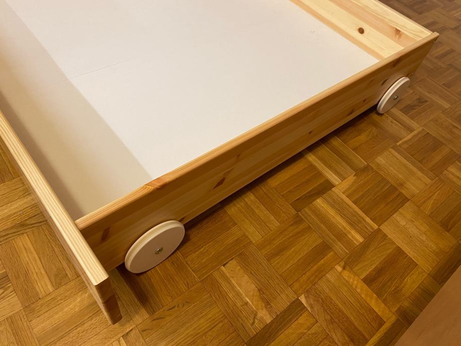 Predali za pod posteljo masiven bor