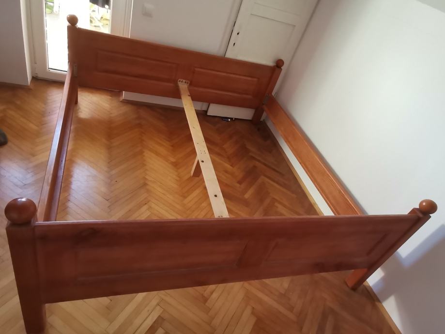 Zakonska postelja - masivni les