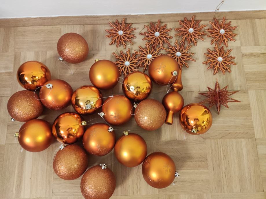 Oranžne kroglice za novoletno jelko