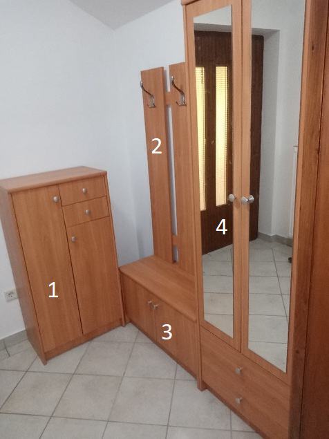 Omara predsobe z obešalno steno in ogledalom barva češnja