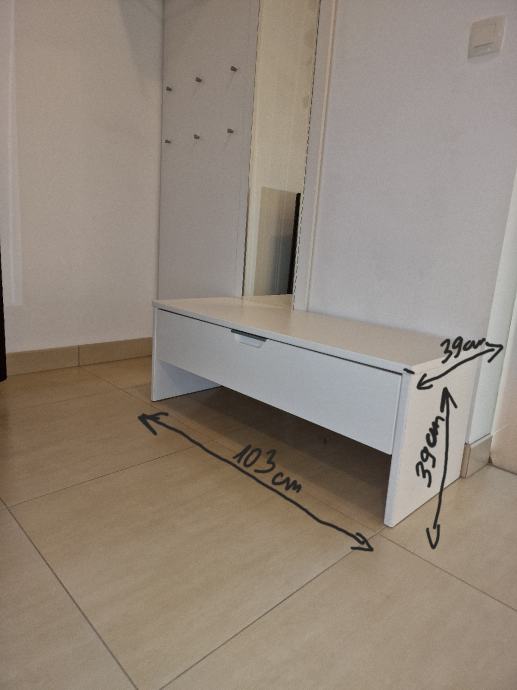 predsoba bela z ogledalom