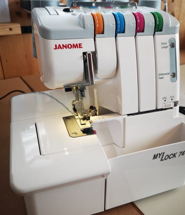 Šivalni stroj OVERLOCK JANOME MYLOCK 744D (garancija, orig. škatla)
