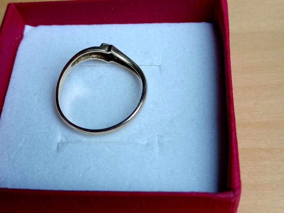 Zlat prstan s cirkonom prodam primeren za darilo