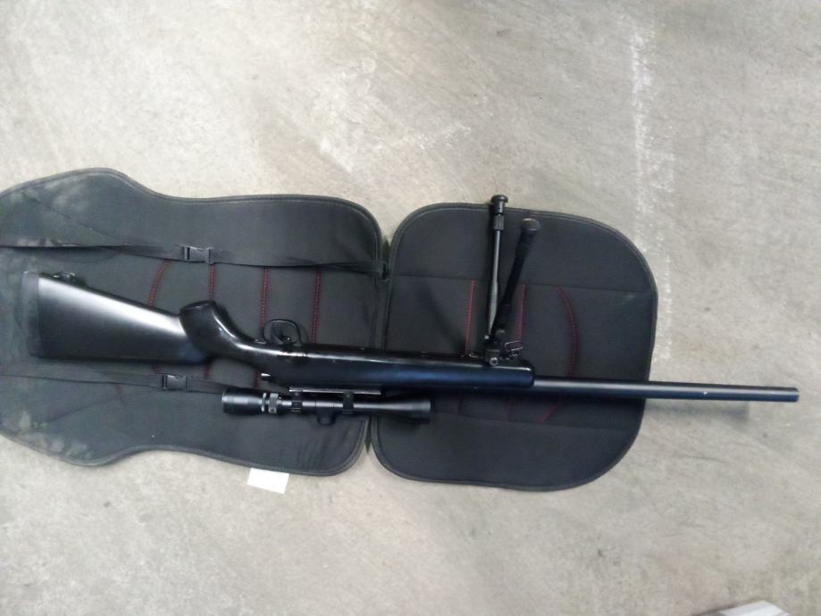 Airsoft puška z daljnogledom