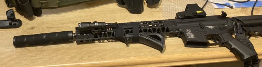 Cybergun Colt M4/M16 replica / suppressor, flashlight, foregrip