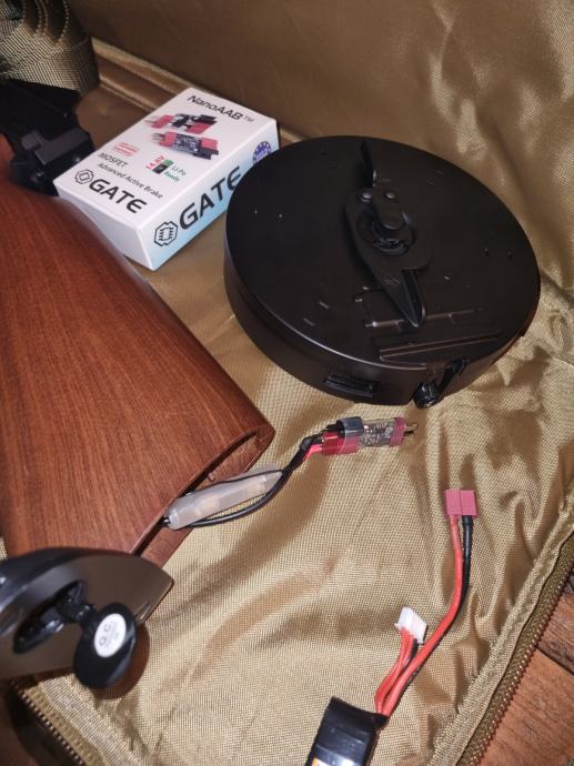 CYMA CM.033 Thompson M1A1 MOSFET + Drum Magazine + Torba