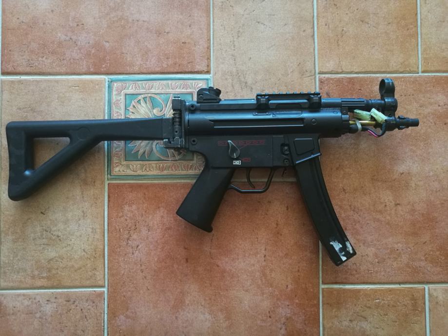 G36 in MP5 z opremo