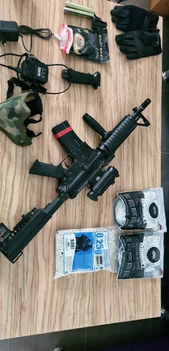 Dboys m4 airsoft + dodatna oprema UGODNO!