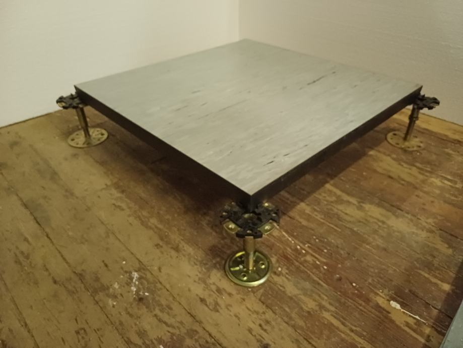 Dvojni tehnični pod, plošče PVC60X60X4 in podstavki, za serverske sobe