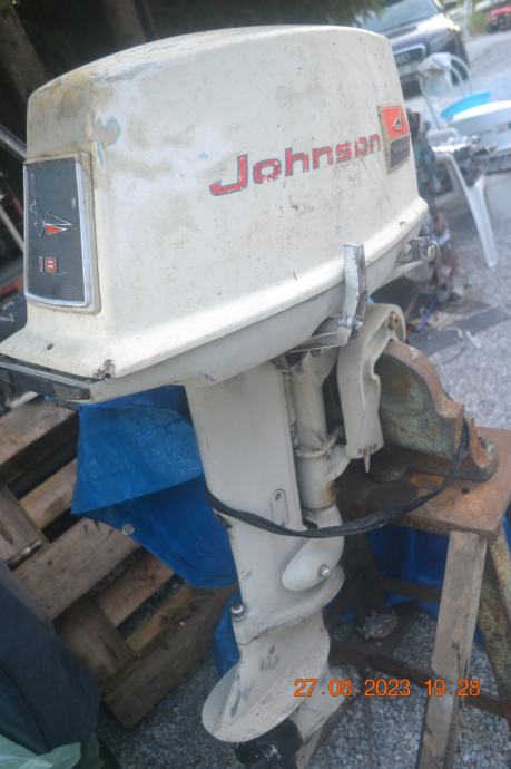 Johnson 18, motor za čoln, Cena: 300 EUR, tel: 070 222 370.