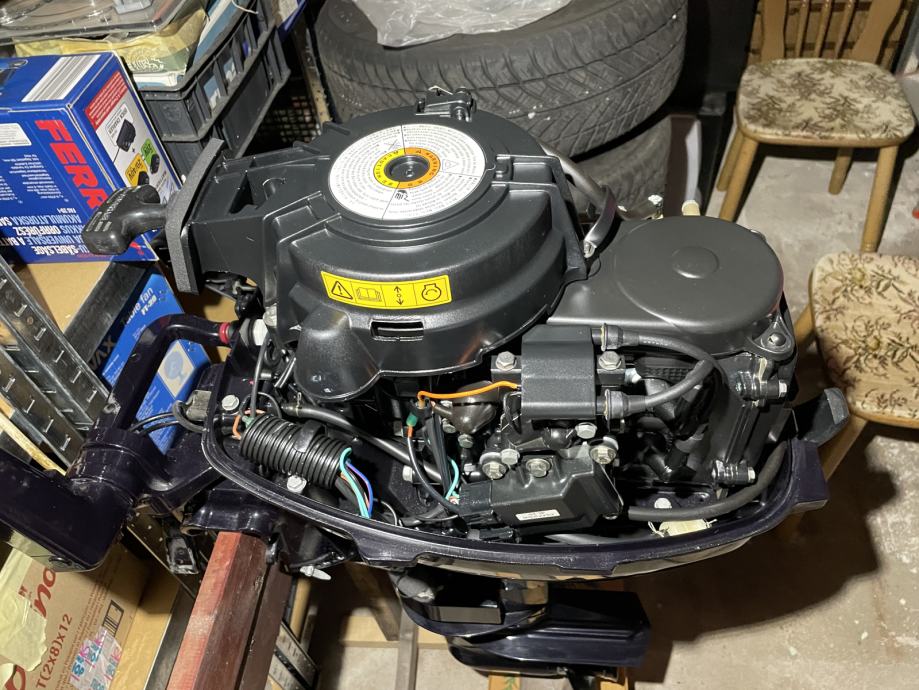 Tohatsu 9.8-4 taktni izvenkrmni motor, kratka peta