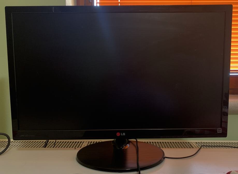 KOMPLET namizni računalnik + monitor in dodatki po izbiri