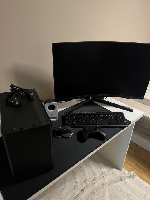 Namizni računalnik i3 12100f+ monitor Samsung G5 ukrivljen QHD