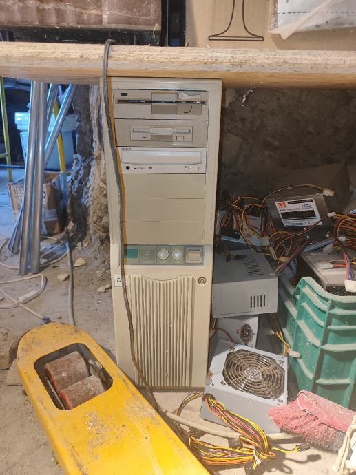 Stari Računalniki, Monitorji, matične plošče