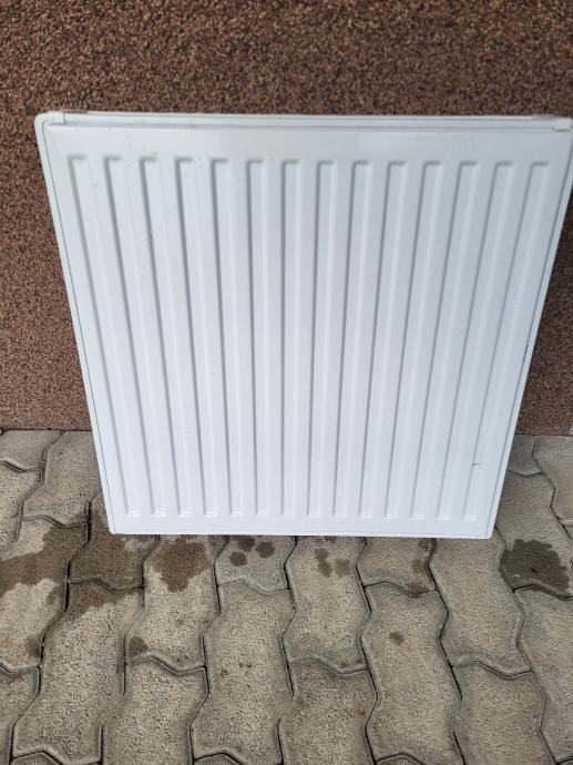 Pločevinasti radiator 600 x 600 bele barve
