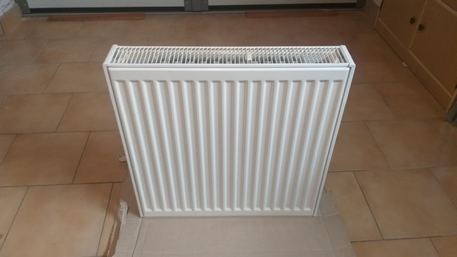 Radiator Korado (60 x 60 x 10 cm) + stenska nosilca