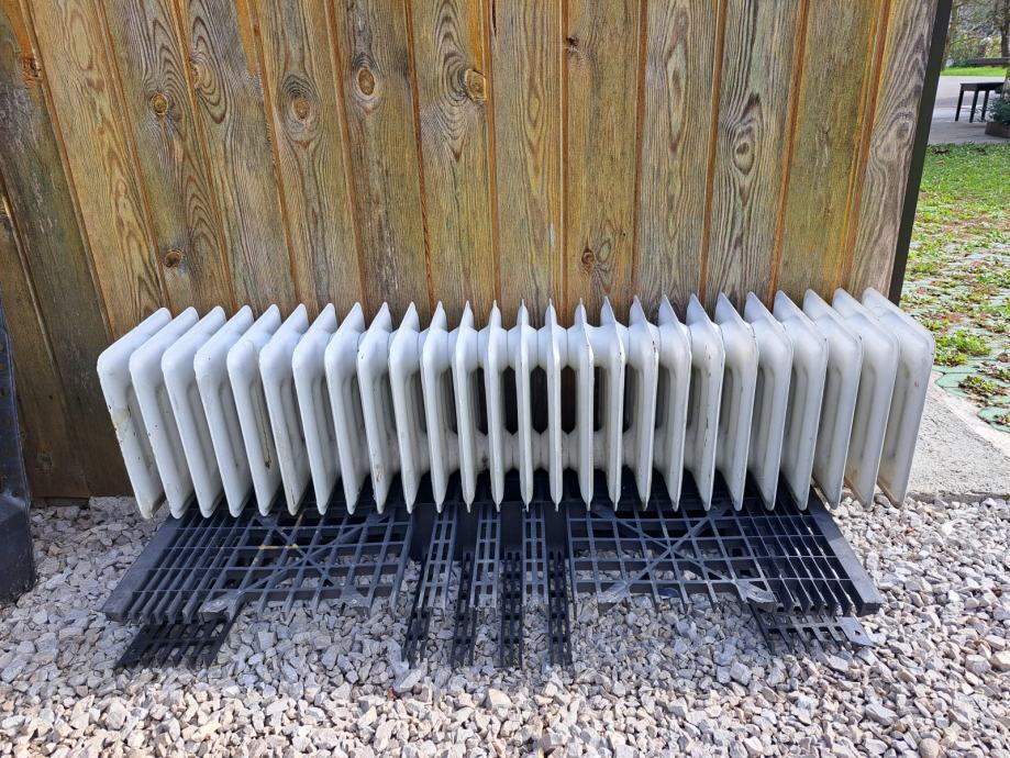 Radiator kovinski rebrasti (retro)