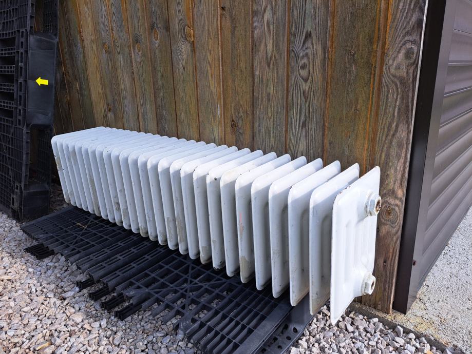 Radiator kovinski rebrasti (retro)