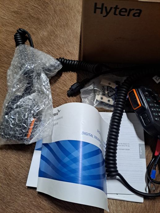 Hytera DMR / analog VHF, kot nova
