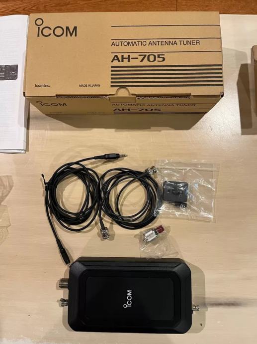 Icom IC-705 Transceiver Icom AH-705 tuner in nosilec antene
