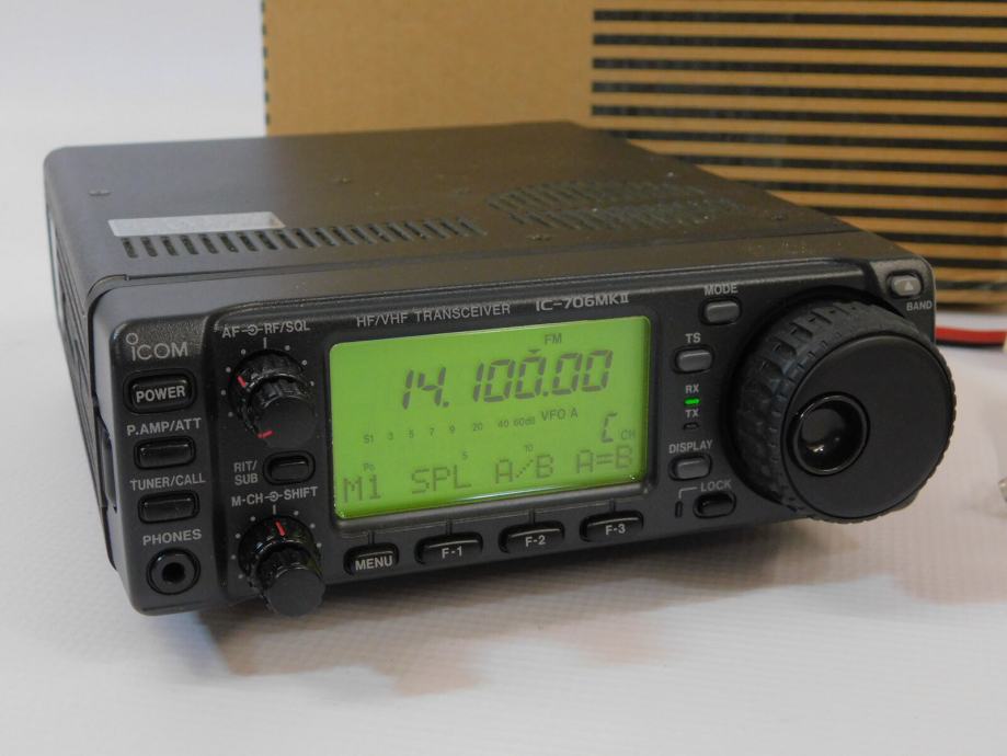 Icom IC-706MKII HF VHF Amaterski radijski oddajnik + škatla + mikrofon