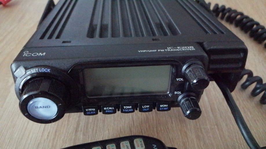 P: Icom IC-E208