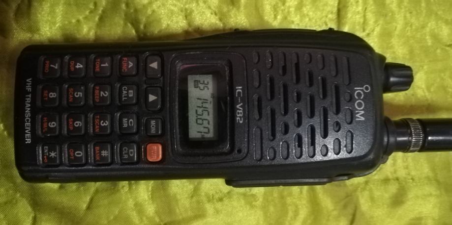 Ročna radijska piostaja ICOM V82