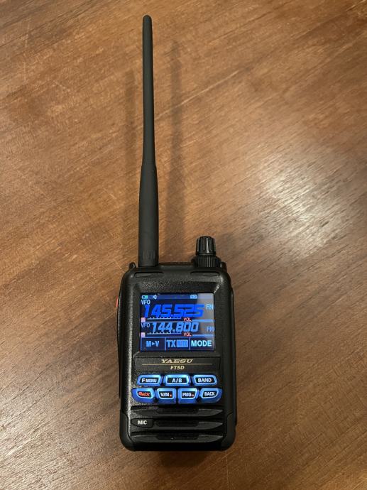 Ročna radijska postaja Yaesu FT-5DE z dodatno opremo