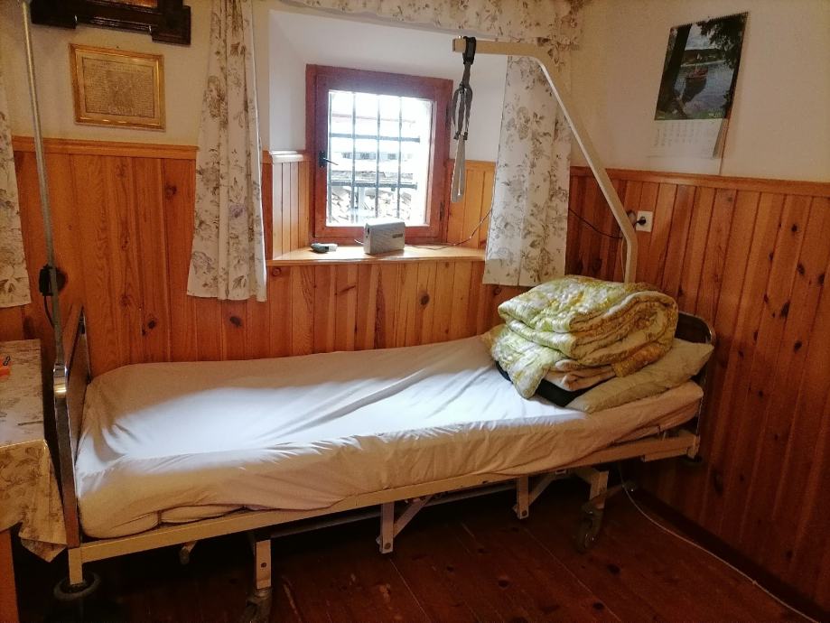 Bolniška invalidska postelja