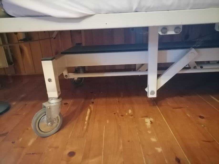 Bolniška invalidska postelja