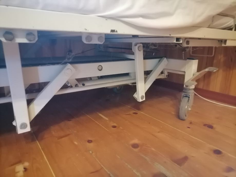 Bolniška invalidska postelja