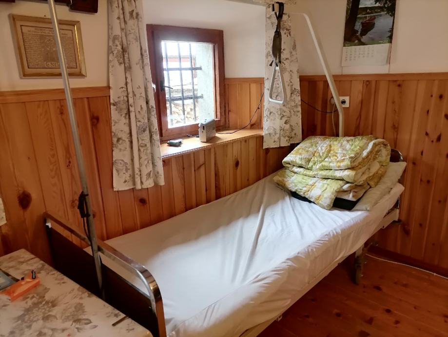 Bolniška invalidska postelja