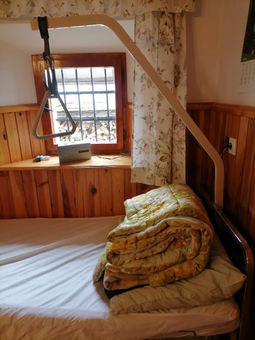 Bolniška invalidska postelja