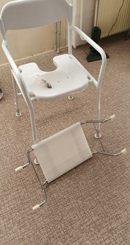 stol za tuširanje in sedež za banjo