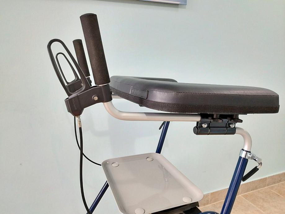 Visoka artritis rolator hodulja, z oporo za roke - Invacare Alpha
