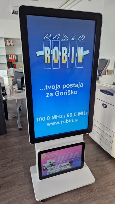 Digitalna reklamna tabla na stojalu