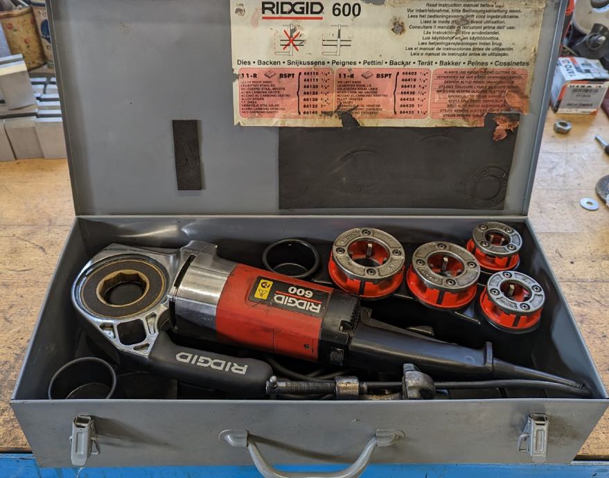 Rezalnik cevnih navojev Ridgid 600