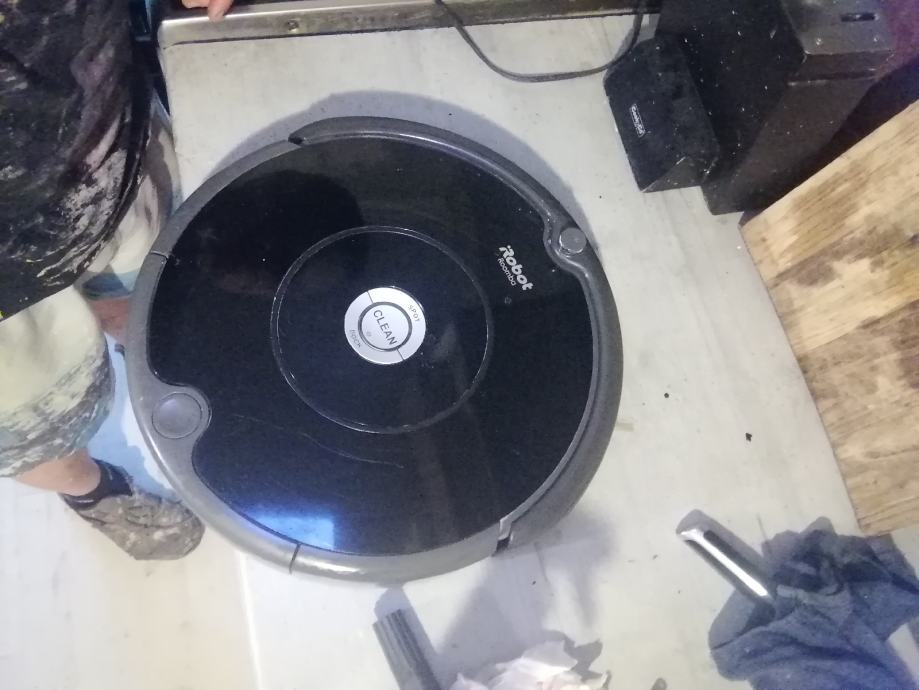I robot roomba sesalec