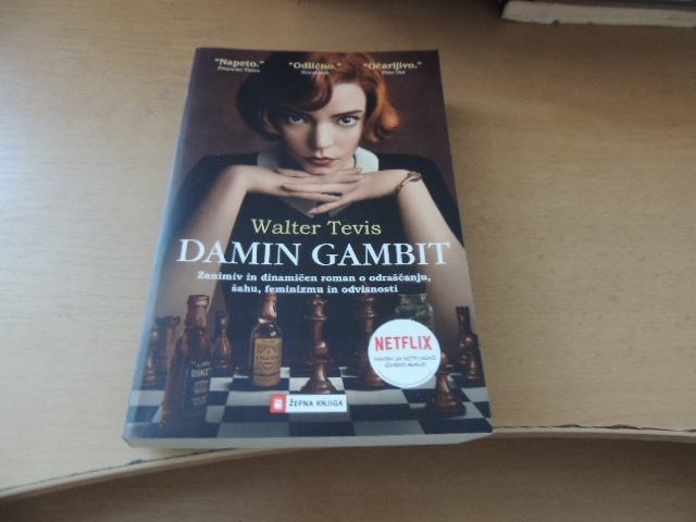 DAMIN GAMBIT W. TRAVIS ZALOŽBA UČILA INT. 2021