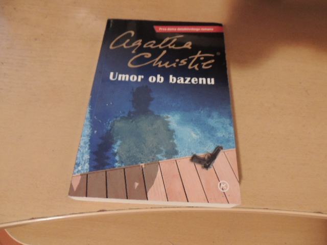 UMOR OB BAZENU A.. CHRISTIE MLADINSKA KNJIGA 2017