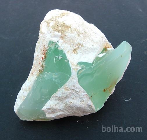 minerali, kristali - Opal var. zeleni opal (prasopal)