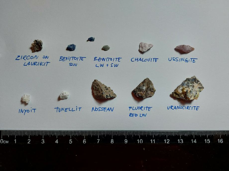 raritete UV minerali Benitoite Nosean Ussingite Scapolit Chkalovite