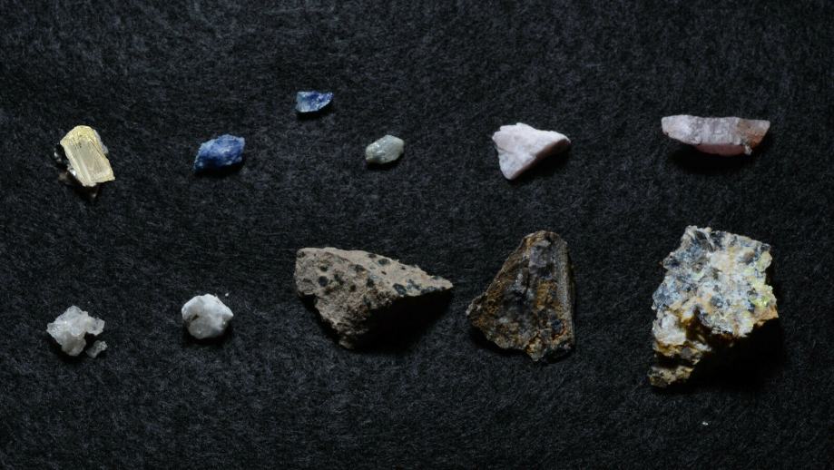 raritete UV minerali Benitoite Nosean Ussingite Scapolit Chkalovite